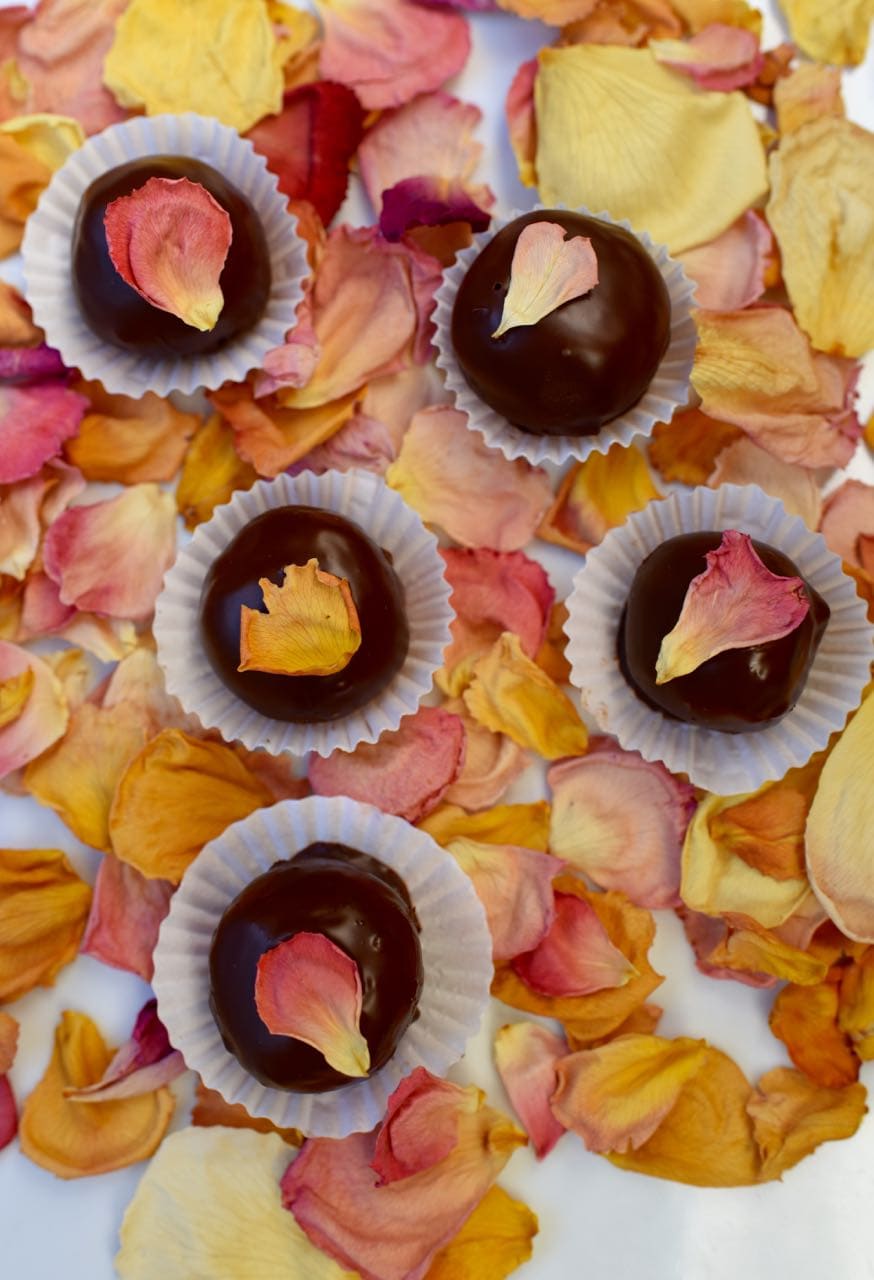Dessert with edible flower petals - Make Life Lovely