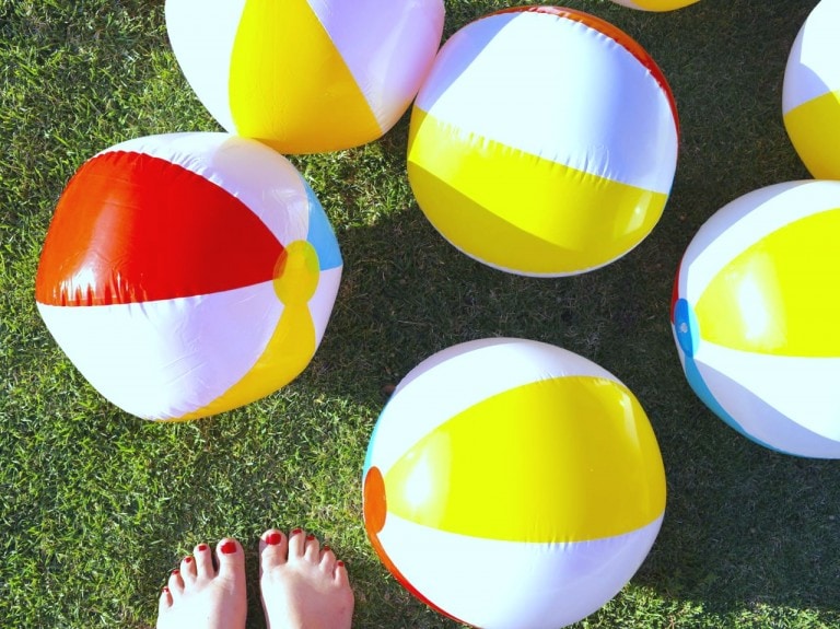 How to Make a Beach Ball Garland {In 2 Easy Steps!}