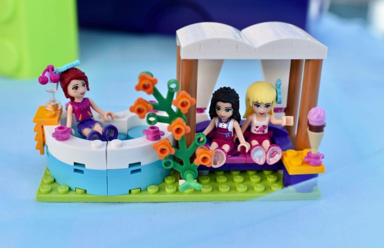 LEGO Friends Party {Summer Poolside Soiree!}