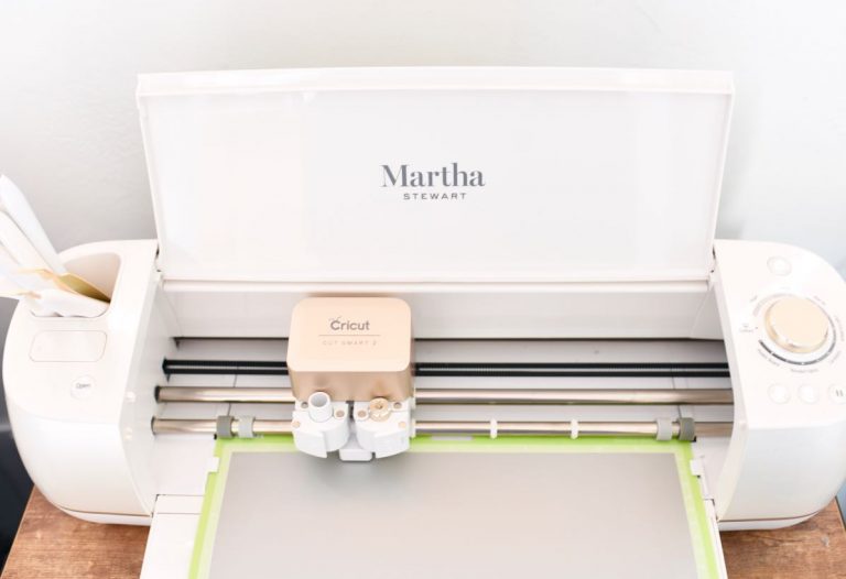 How To Make Custom Aprons with Cricut Iron On Vinyl - Make Life Lovely