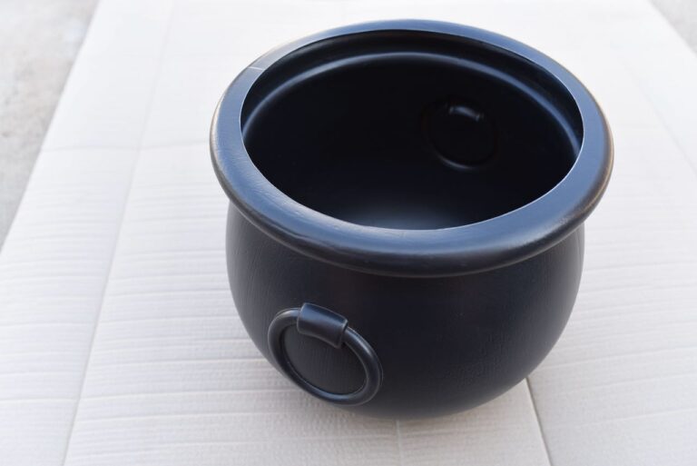 How to Make a Realistic Witches Cauldron {From a Plastic One!}