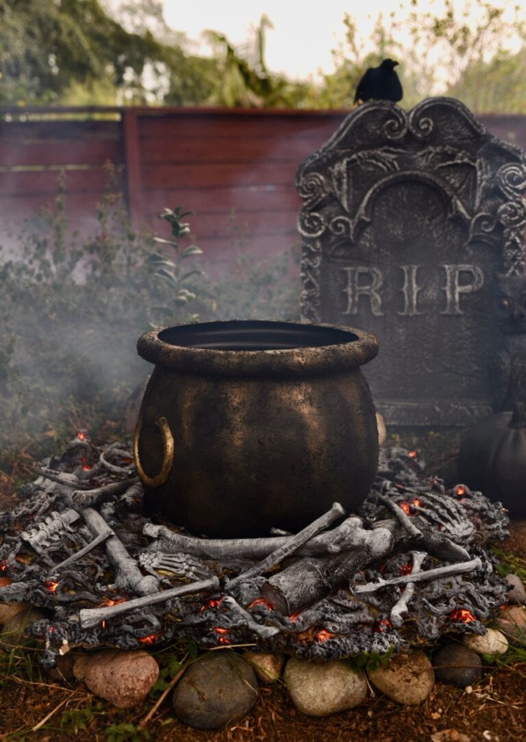 How to Make a Realistic Witches Cauldron {From a Plastic One!}